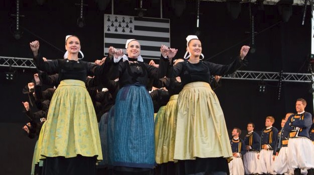 The traditional Breton dances, both for leisure and for challenge ...